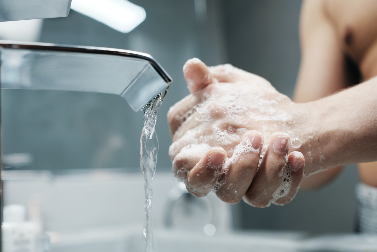 Gel hidroalcohólico y sol, malos compañeros en verano - Blog de Salud